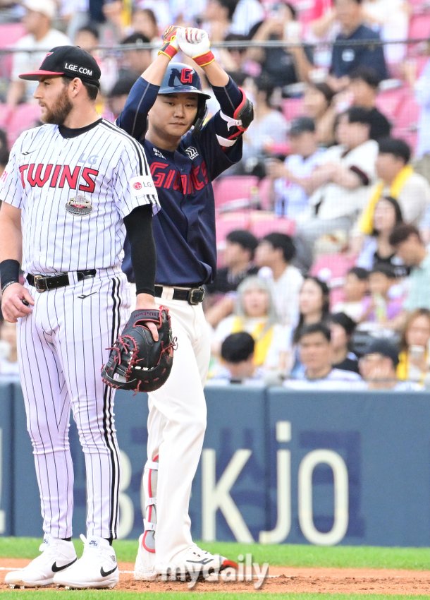 "저렇게까지 잘 칠 줄은" 명장도 깜짝 놀랐다…25G 안타→KBO 6위, 복덩이 이적생 이젠 없어선 안 된다 [MD잠실] : 네이트 스포츠