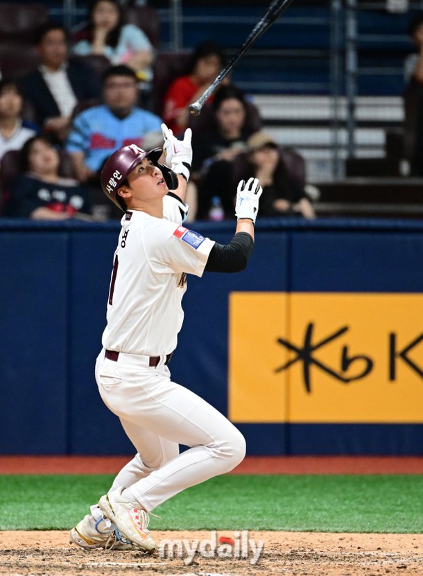 타구속도 미쳤다! 무려 178km 미사일 발사…'9억팔' 장재영, 타자 전향 3G 만에 데뷔 첫 홈런포 폭발 [MD고척 ...
