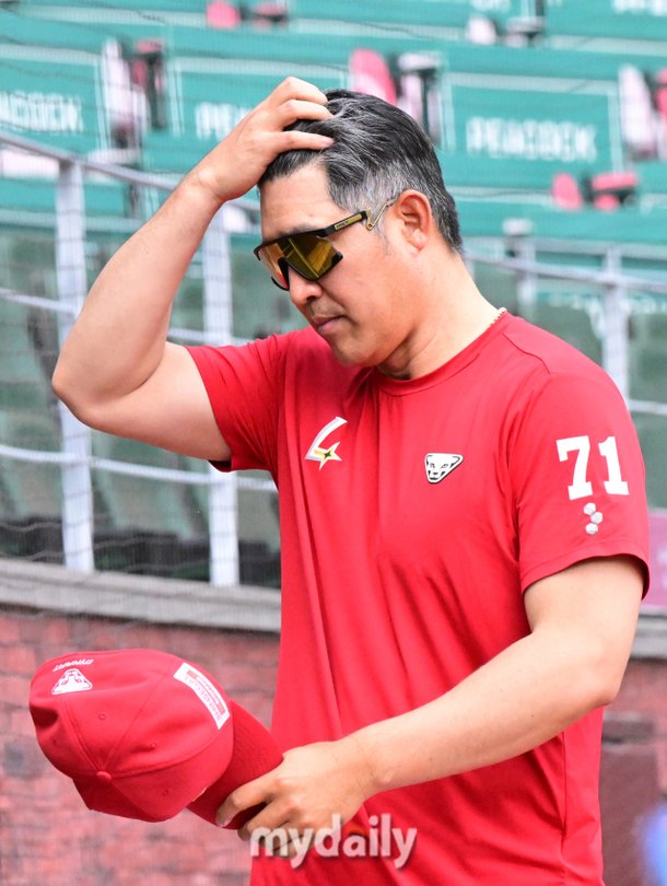 "만만한 공만 칠 건가!" 좌완+특정 투수에게 유독 약한 SSG…타격코치 향해 목소리 높인 이숭용 감독 "방법 찾아라" [MD인천] : 네이트 스포츠