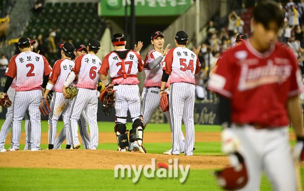 [MD포토] LG 'SSG 상대로 12-9 승리' : 네이트 스포츠