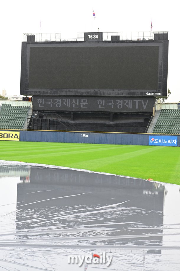 [MD포토] 방수포 덮힌 잠실야구장 'LG-SSG 야구 우천 취소' : 네이트 스포츠
