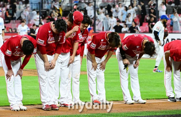 [MD포토] 고개숙인 SSG '연이틀 KT에 연전패' : 네이트 스포츠
