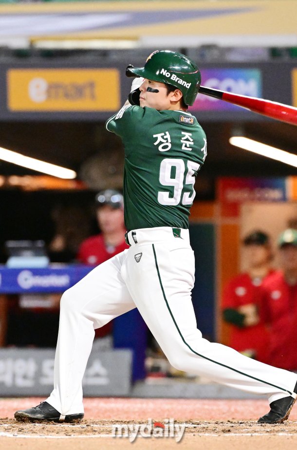 [MD포토] 첫 홈런 때리는 SSG 정준재 : 네이트 스포츠