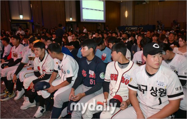 [MD포토] 2025 KBO 신인 드래프트 '기대와 설렘' : 네이트 스포츠