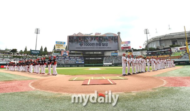 [MD포토] KBO리그, 1000만 관중 달성, 감사합니다 : 네이트 스포츠