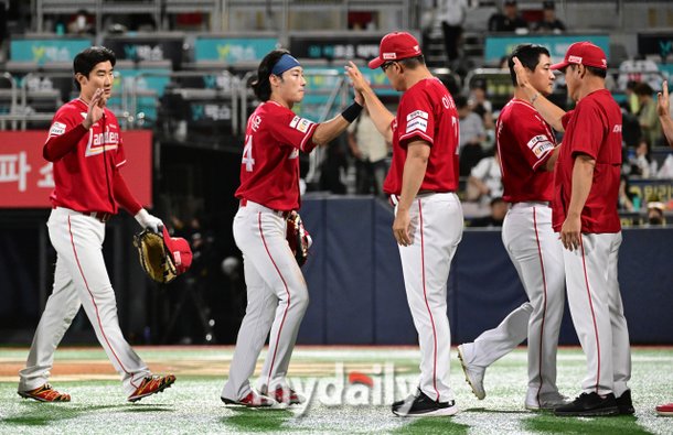 [MD포토] SSG '5연승 하이파이브' : 네이트 스포츠