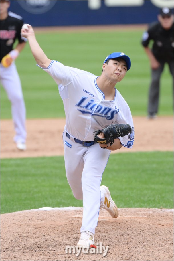 [MD포토] 김윤수 '155km 오스틴 삼진 잡았다' : 네이트 스포츠