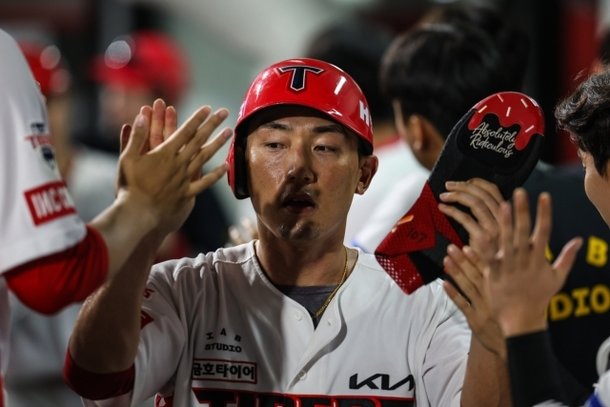 KIA 서건창 KS 1차전 주전 1루수 깜짝 발탁…201안타 MVP의 위용 믿는다, 꽃범호 승부수[MD광주 KS] : 네이트 스포츠