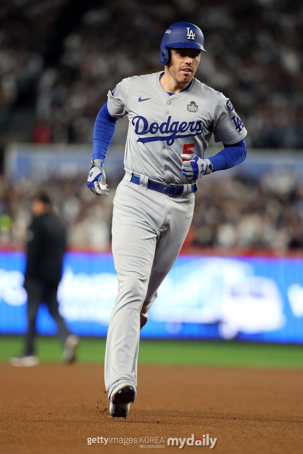 'MVP 가져와!' 프리먼 홈런-홈런-홈런! LAD, WS 우승까지 '-1승'…'3패' 양키스 최악의 오심에 울었다 [WS3] : 네이트 스포츠