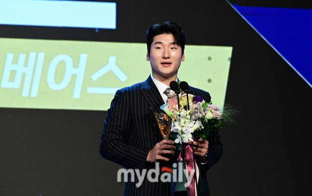 [MD포토] 곽빈 'KBO 승리상 수상' : 네이트 스포츠