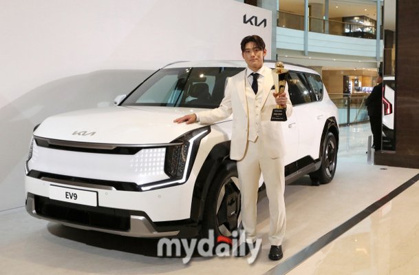 [MD포토] MVP 김도영이 부상으로 받은 EV9 : 네이트 스포츠