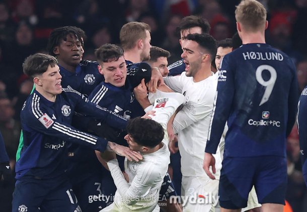 20살 윙어 몸값이 고작 75,000,000,000원→"오타죠?" 팬들 '어리둥절'…아르헨 국대 출신 맨유 미래인데→콘테 ...