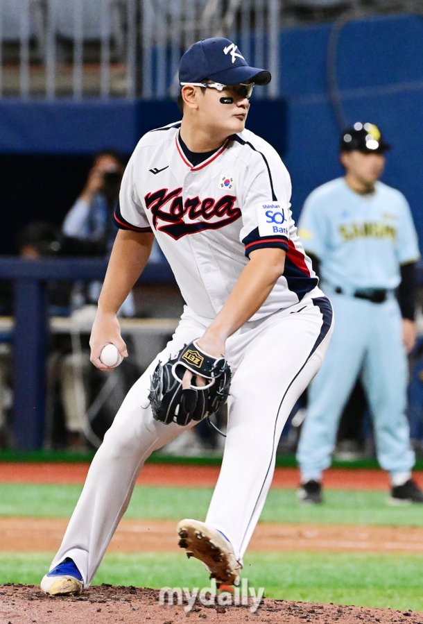 160km/h 광속 사이드암, 이제 친형 등번호 달고 뛴다…국대 'ERA 0' 기운도 이어갈까 : 네이트 스포츠