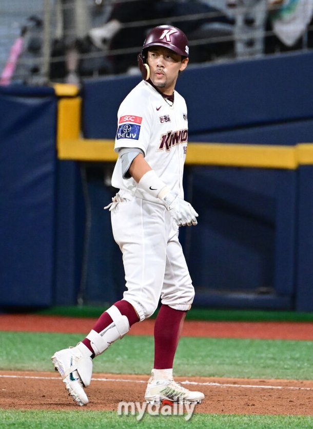 "모르겠어요 참, 말로는 뭐 이것저것…실제로 보여줘야 돼" KBO 22년차, 40세 베테랑이 말하는 '고참이란' : 네이트 스포츠