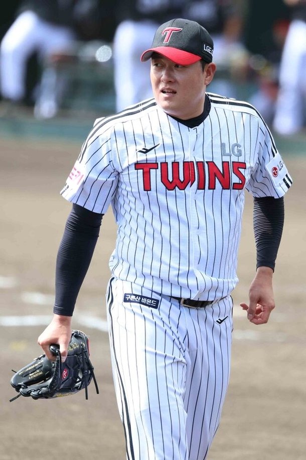 18년 베어스맨→14억에 라이벌 이적…"매년 아팠는데" 염갈량, 韓 448G 베테랑 영입생과 어떤 약속을 했나 : 네이트 스포츠