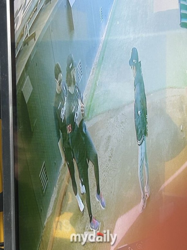 "동주는 리그에서 가장 강한 공을 던진다" 160km 국대 신인왕과 열띤 토론, ML 출신 156km 1선발도 인정했다 : 네이트 스포츠