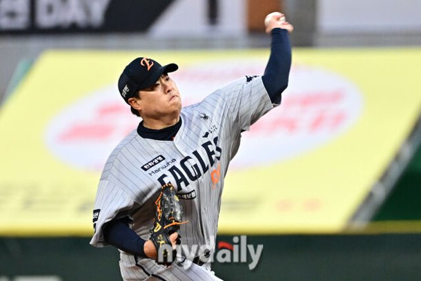 'KBO 110승 달성' 류현진도 깜짝 놀랐다, 홈런왕 미친 점프 캐치에…"시환아 맛있는 거 사줄게" [MD인천] : 네이트 스포츠