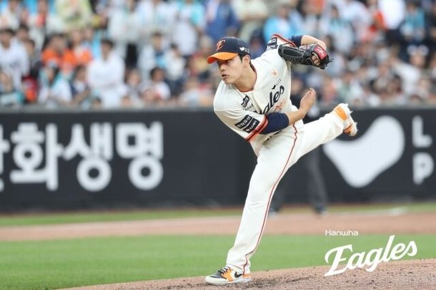"힘쓰는 법 배웠다" ML 출신 에이스와 대화 그 후, 문동주 159km 낭만피칭…한화 2위 이끌다니, 행운도 따라왔다 : 네이트 스포츠