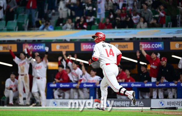 [MD포토] 최정 'KBO 사상 첫 500홈런의 순간' : 네이트 스포츠