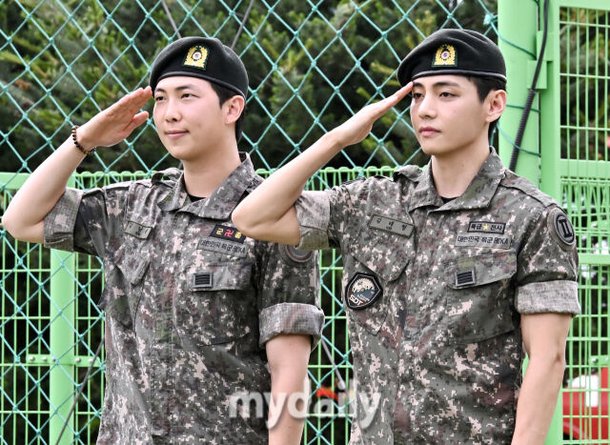 [MD포토] BTS RM-뷔, '늠름한 경례' | 아이돌24시 : 네이트 연예