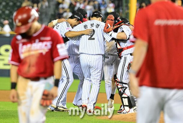 [MD포토] LG 'SSG 상대로 위닝시리즈' : 네이트 스포츠