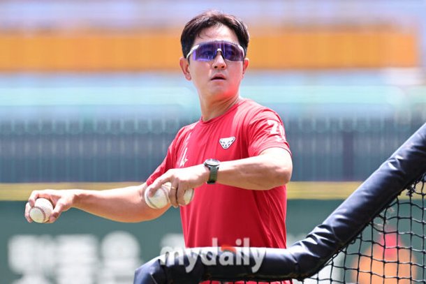 [MD포토] 배팅볼 던져주는 SSG 손시헌 코치 : 네이트 스포츠