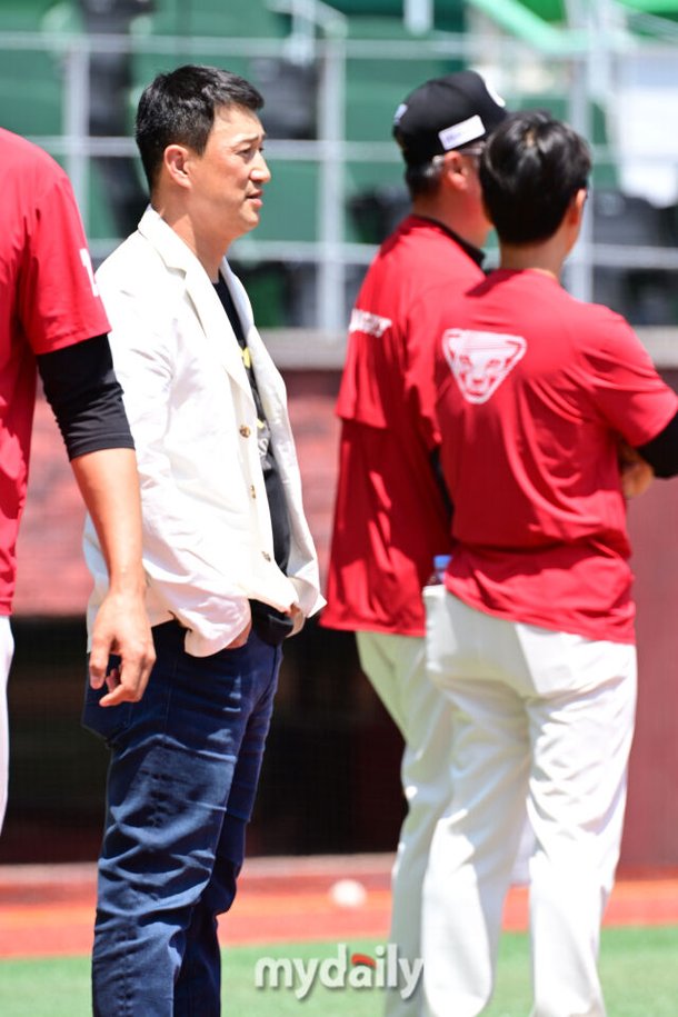 [MD포토] 선수들 훈련 지켜보는 SSG 김재현 단장 : 네이트 스포츠