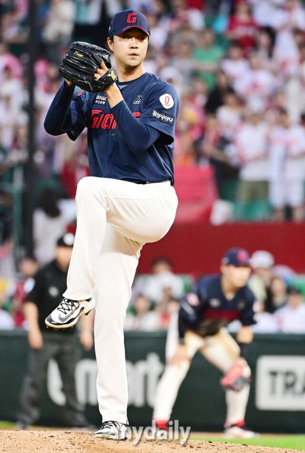 'ERA 81.00' 윤성빈, 157km-156km-157km 미쳤다…단 3개 던졌는데 존재감 압도, 롯데 아픈손가락이 힘을 낸다 : 네이트 스포츠