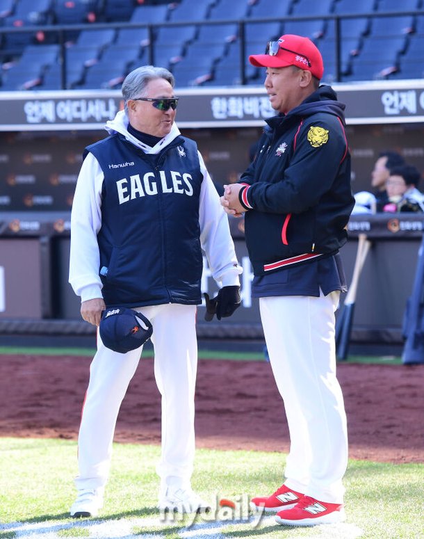 한화·LG 2강 의미 없다? 롯데·삼성·KIA·SSG·KT에도 칼이 있다…반환점인데 역대급 순위다툼 '1~7위 5.5G' : 네이트 스포츠