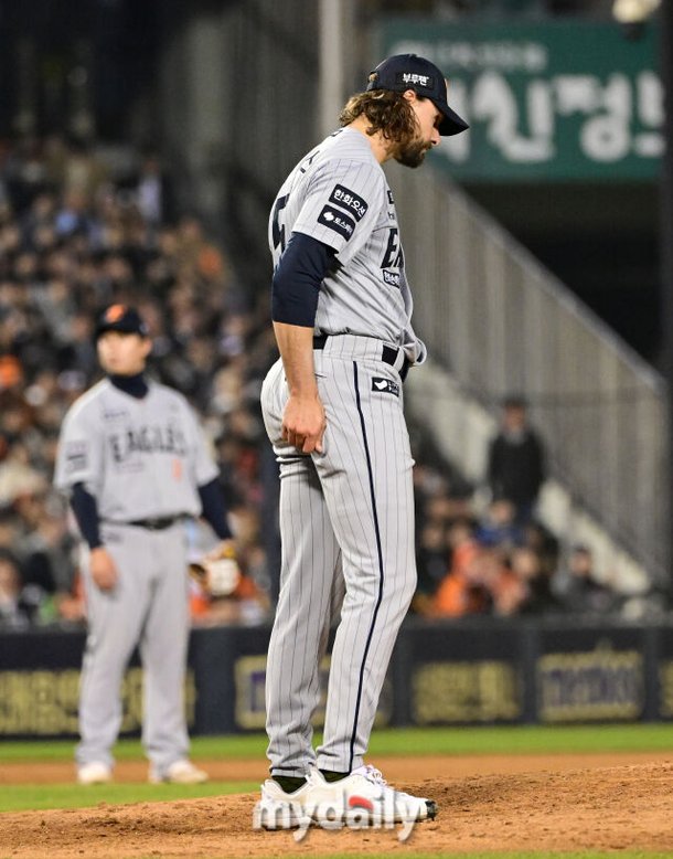 '실책-실책-실책' 1위 한화 야수들이 왜 그랬을까…154km 대전 예수도 사구-사구 흔들, 10승 없었다 [MD대구] : 네이트 스포츠