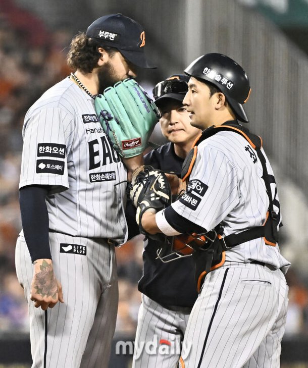 "OOO 괜찮나요?" KBO 최고 에이스 폰세가 트레이너에게 달려갔고 멘붕에 빠졌다…한화 36세 포수의 미친 존재감 : 네이트 스포츠