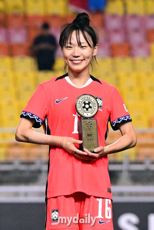 [MD포토] 장슬기 'E-1 챔피언십 MVP 수상' : 네이트 스포츠