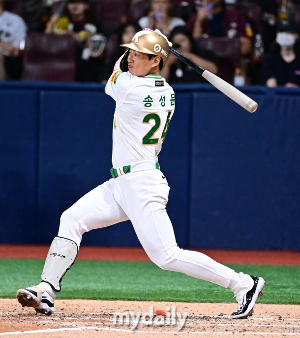 "6년에 120억 받으면 오버페이예요?" KBO 비FA 다년계약 역사를 쓴 송성문의 질문…궁서체로 '아니요' : 네이트 스포츠