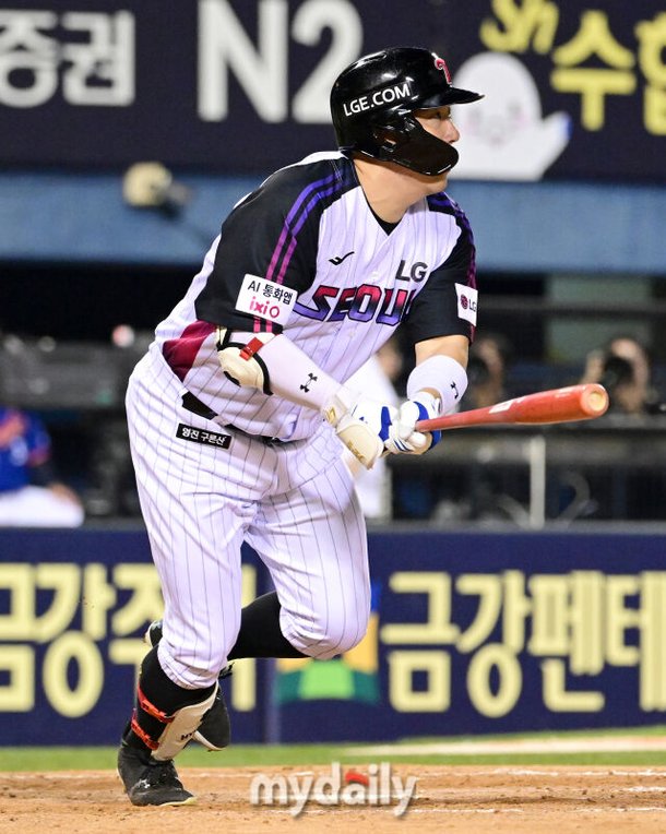 [MD포토] 김현수 '기록의 사나이, KBO 역대 4번째 2500안타의 순간' : 네이트 스포츠