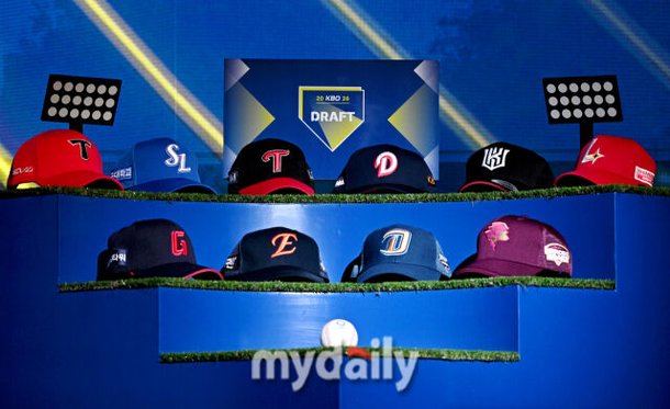 [MD포토] 2026 KBO 드래프트, '신인 기다리는 모자들' : 네이트 스포츠