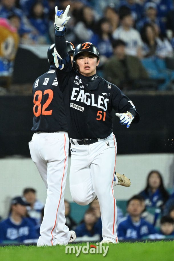 원태인의 2루 선택은 욕심이었다…'해결사' 문현빈 스리런 대폭발! 한화의 한국시리즈가 보인다 [MD대구 PO4] : 네이트 스포츠