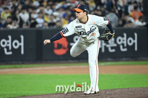 "KS 끝나고 은퇴한다는 마인드로" 한화 인간 승리 투수, 극적 엔트리 합류→뜨거운 결의까지 [MD잠실 KS1] : 네이트 스포츠