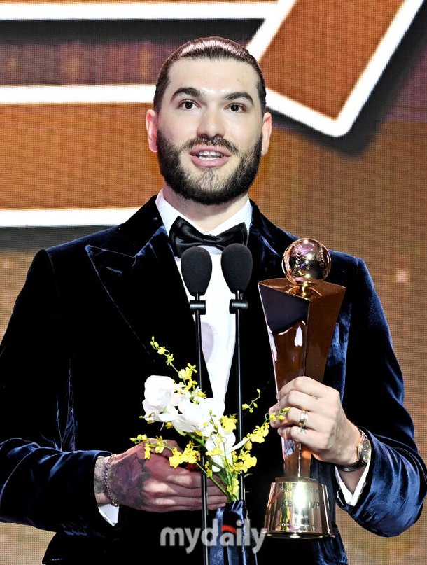 [MD포토] 'MVP' 폰세, '아내 얘기에 눈시울 촉촉' : 네이트 스포츠