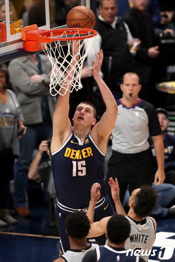 '요키치 트리플더블' 덴버, 샌안토니오 꺾고 PO 2R 진출 : 네이트 스포츠