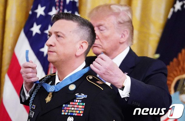 이라크전 '영웅'에 미군 최고 무공훈장 걸어주는 트럼프 : 네이트 뉴스