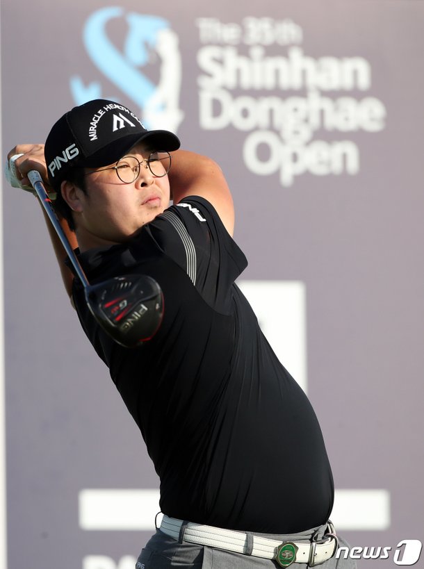 '한일 통산 5승' 황중곤 "PGA투어 첫 톱10 들고 싶어"…2R까지 공동 12위 : 네이트 스포츠