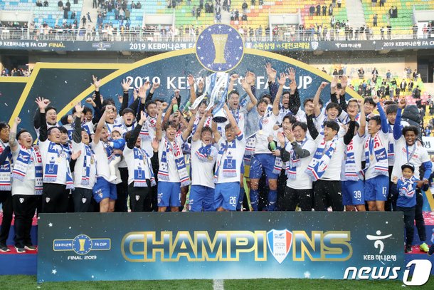 수원, 코레일 4-0으로 꺾고 FA컵 V5…고승범 MVP·염기훈 득점왕 (종합) : 네이트 스포츠