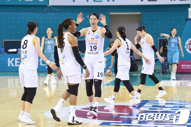 '공헌도 1위' 박지수, WKBL 1라운드 MVP : 네이트 스포츠