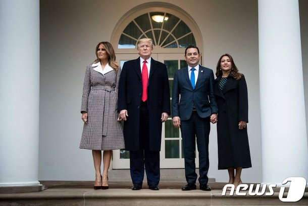 백악관 앞 나란히 선 트럼프 부부와 과테말라 대통령 부부 : 네이트 뉴스