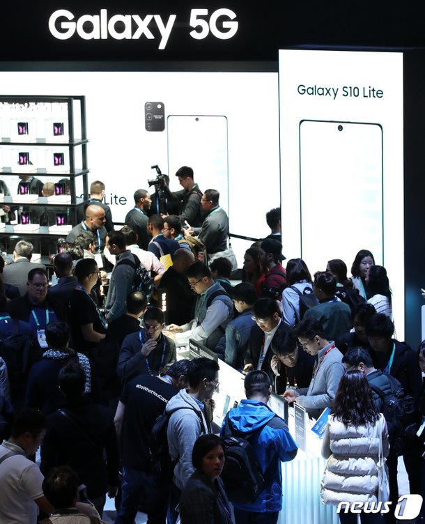 갤럭시 5G 체험하는 CES 관람객들 : 네이트 뉴스