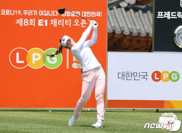 이소영, KLPGA 'E1 채리티 오픈' 2R 단독 선두 질주 : 네이트 스포츠