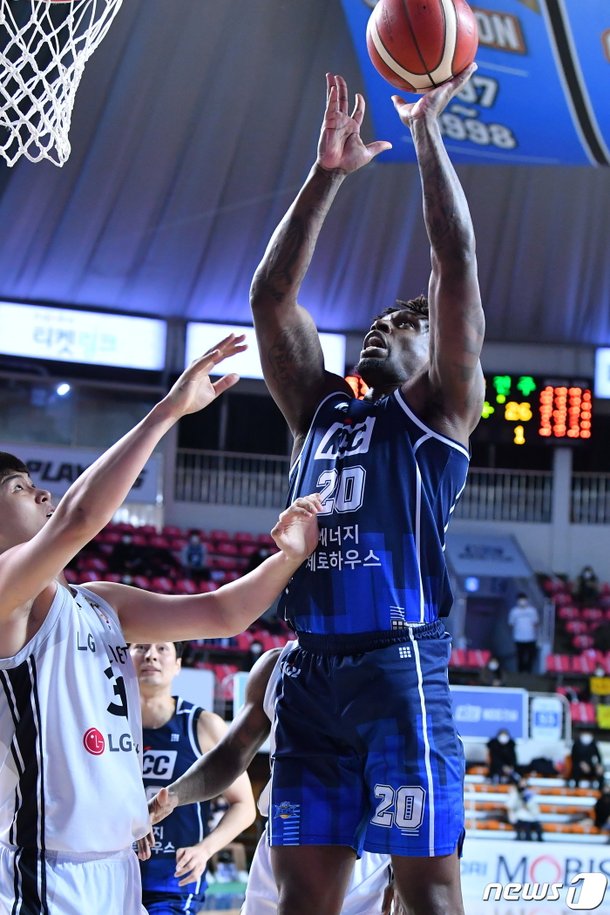 프로농구 KCC, LG 38점차 대파하며 11연승 선두질주 : 네이트 스포츠
