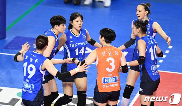 IBK기업은행 짜릿한 뒤집기로 PO 진출 확정…3시즌 만에 봄 배구 : 네이트 스포츠