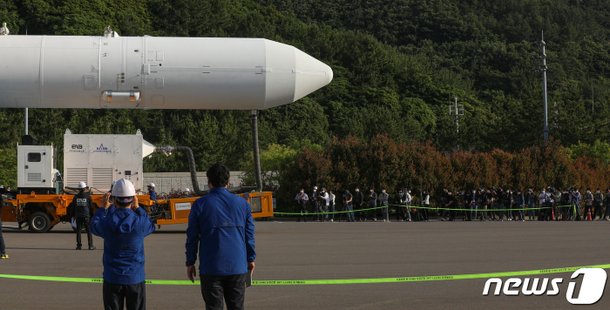 발사대 향하는 누리호 인증모델 : 네이트 뉴스