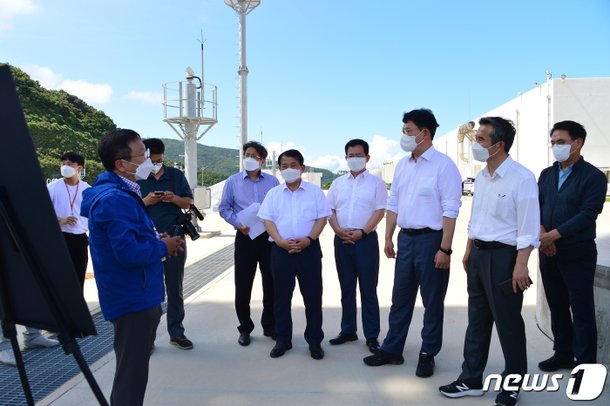 누리호 발사대 방문해 설명 듣는 송영길 대표 : 네이트 뉴스